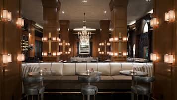 2 bares/lounges, um bar junto à piscina