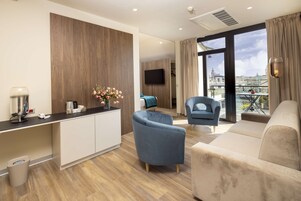 Suite Júnior, várias camas, não fumadores, Vista para a cidade | Roupa de alta qualidade, edredões de penas, minibar, cofre no quarto