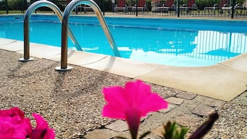 Piscina externa, espreguiçadeiras