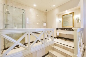 Suite, 1 cama king-size | Casa de banho | Um polibã, artigos de higiene pessoal grátis, um secador de cabelo 