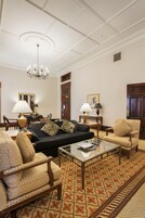 Suite, 1 cama king-size | Sala de estar | Televisor LCD de 55 polegadas com canais por cabo, televisor 