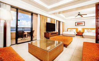 Cofre no quarto, secretária, camas desdobráveis 