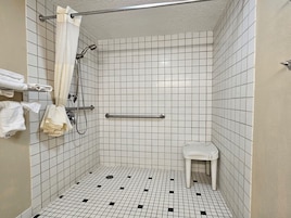 Quarto, 1 cama king-size, polibã adaptado para cadeiras de rodas | Casa de banho | Uma combinação polibã/banheira, uma banheira de hidromassagem