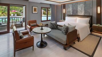 Studio, 1 King Bed, Non Smoking, Lagoon Access | Roupa de alta qualidade, minibar, cofre no quarto