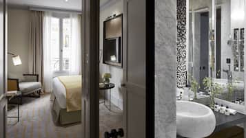 Quarto Deluxe | Roupa de alta qualidade, minibar, cofre no quarto, secretária