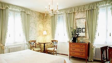 Quarto casal superior | Roupas de cama antialérgicas, edredons de pluma, frigobar