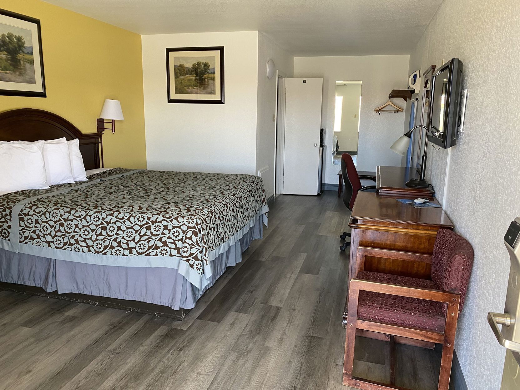 Edredons de pluma, escrivaninha, ferros/tábuas de passar roupa