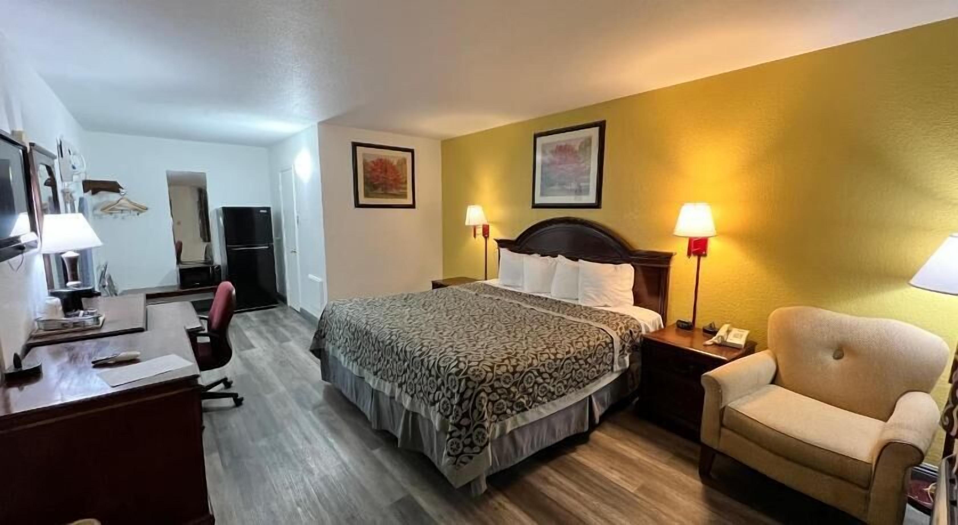 Edredons de pluma, escrivaninha, ferros/tábuas de passar roupa