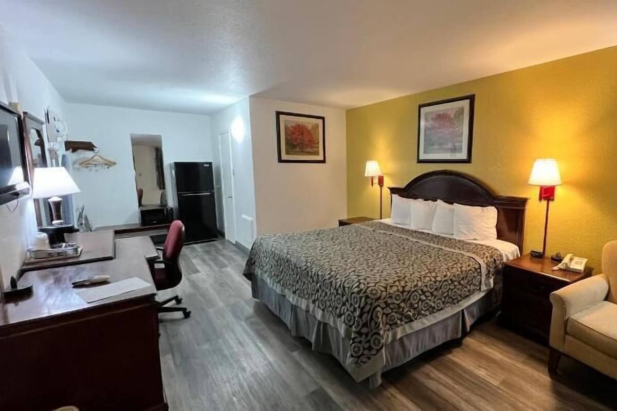 Edredons de pluma, escrivaninha, ferros/tábuas de passar roupa