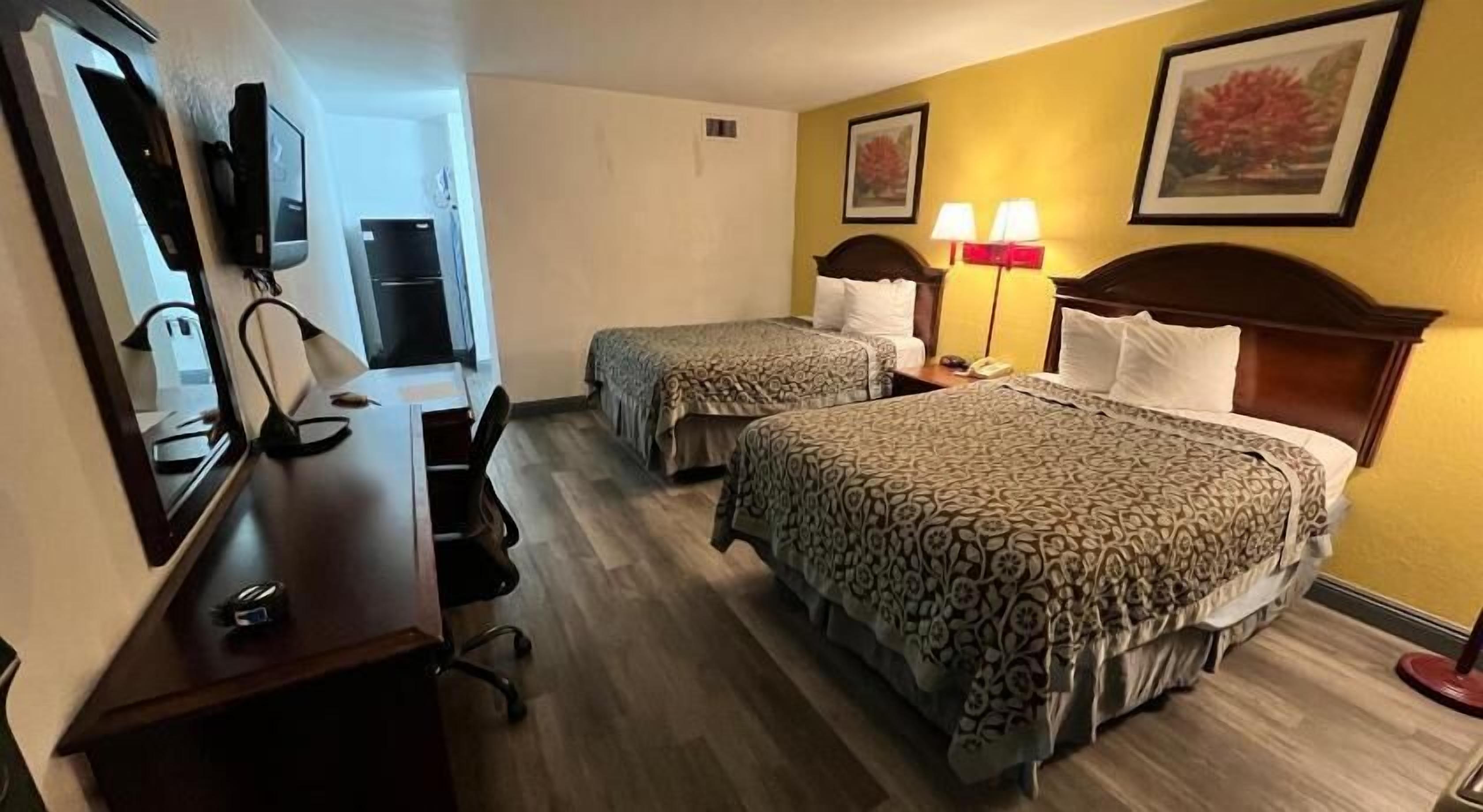 Edredons de pluma, escrivaninha, ferros/tábuas de passar roupa