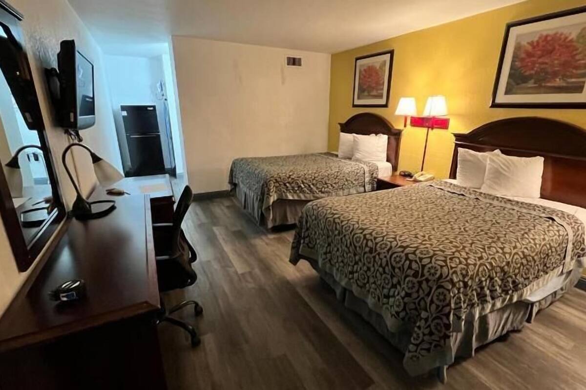 Edredons de pluma, escrivaninha, ferros/tábuas de passar roupa