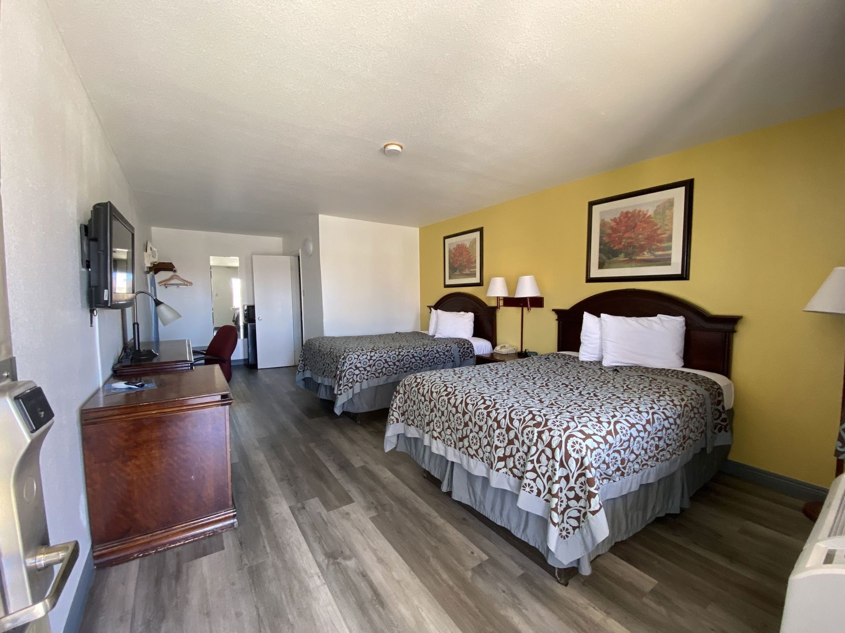 Edredons de pluma, escrivaninha, ferros/tábuas de passar roupa