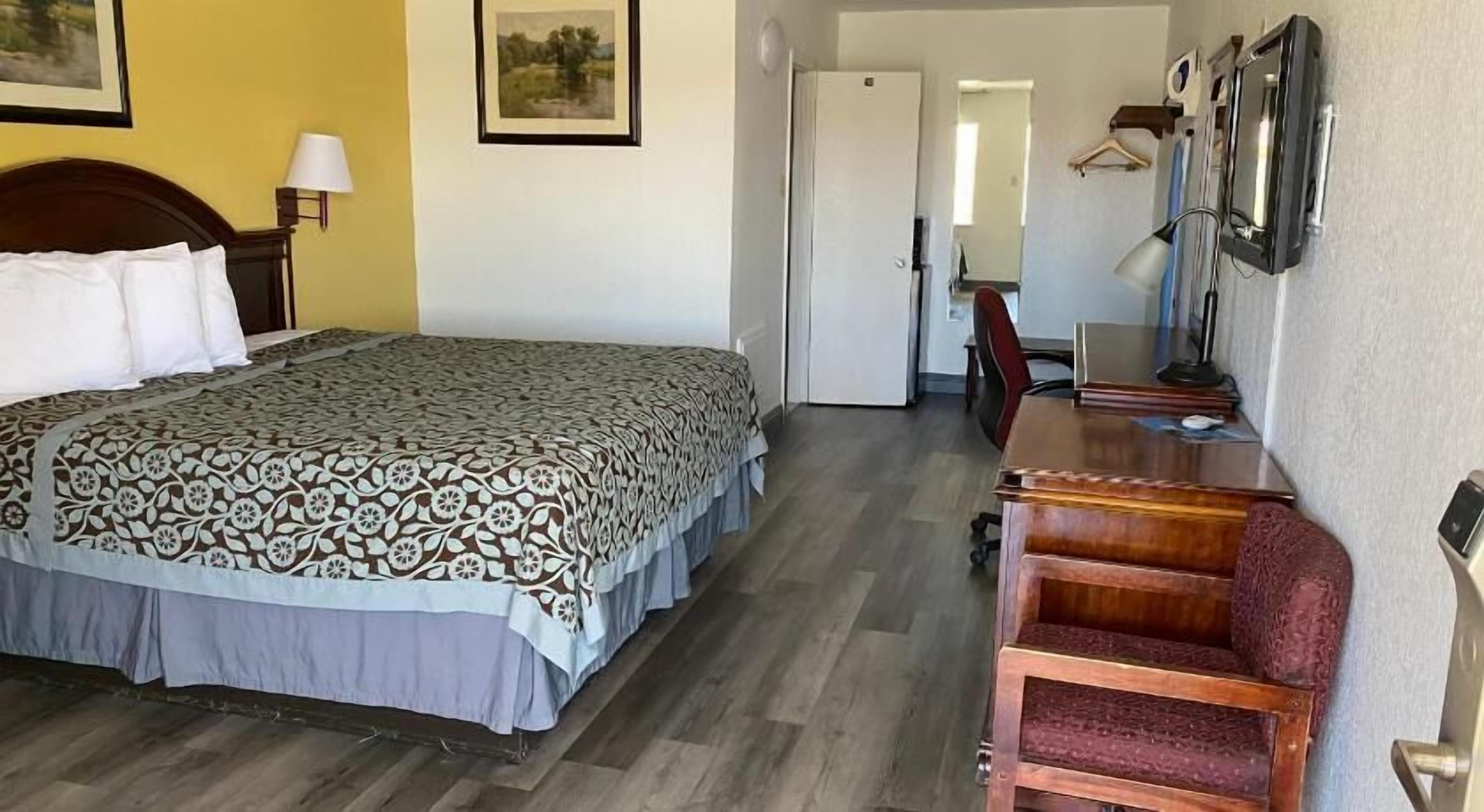 Edredons de pluma, escrivaninha, ferros/tábuas de passar roupa