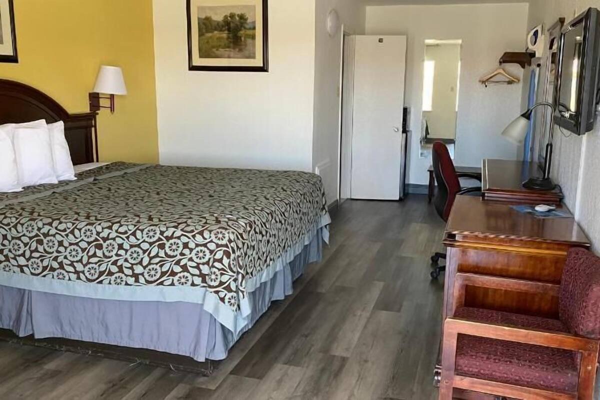 Edredons de pluma, escrivaninha, ferros/tábuas de passar roupa