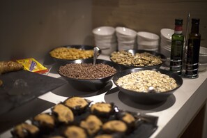 Buffet com diversos alimentos e acompanhamentos.