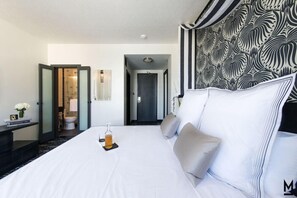 Roupa de alta qualidade, cofre no quarto, secretária 