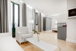 Suite Júnior | Sala de estar | TV de ecrã plano 