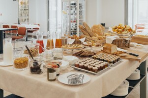 Café da manhã continental todos os dias mediante uma taxa