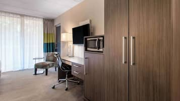 Escrivaninha, cortinas blackout, quartos à prova de som