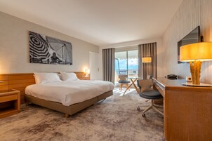 Suite, 1 cama king-size e sofá-cama, varanda, vista para o mar | Vista do quarto