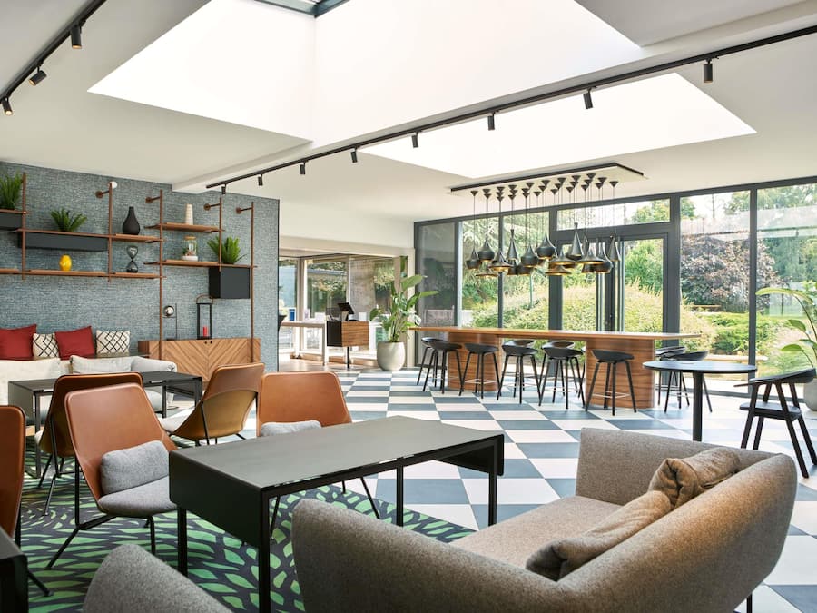 Serviço de almoço e jantar; culinária francesa, vistas para a piscina