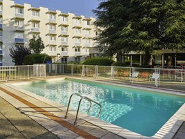 Piscina exterior sazonal, guarda-sóis, espreguiçadeiras 