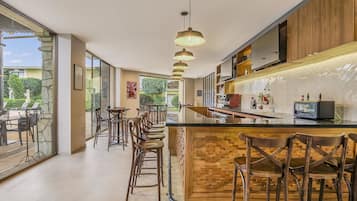 Pequenos-almoços, almoços, jantares servidos, cozinha internacional