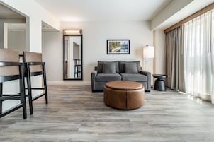 Suite, 1 cama king-size e sofá-cama, kitchenette, no canto | Sala de estar | Smart TV de 50 polegadas com canais por cabo