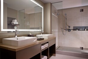 Quarto executivo | Banheiro | Produtos de toalete grátis, secador de cabelo, chinelos 