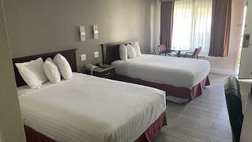 Quarto Duplo Deluxe, 2 camas de casal | Secretária, secretária adequada para computadores portáteis