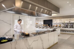 Pequeno-almoço tipo buffet diário (29 CHF por pessoa) 