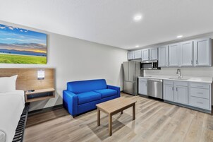 Suite, 1 cama king-size e sofá-cama, não fumadores (Efficiency) | Sala de estar | Televisor de ecrã plano de 50 polegadas com canais por cabo, televisor