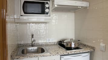 Um frigorífico, um micro-ondas, uma placa de cozinha