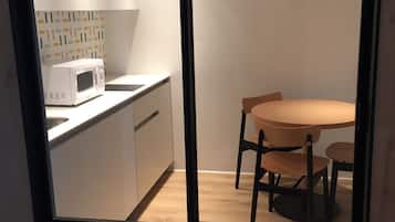 Um frigorífico, um micro-ondas, uma placa de cozinha