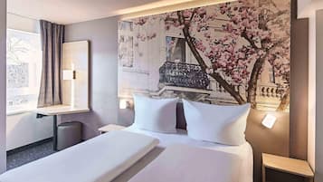 Escrivaninha, cortinas blackout, quartos à prova de som