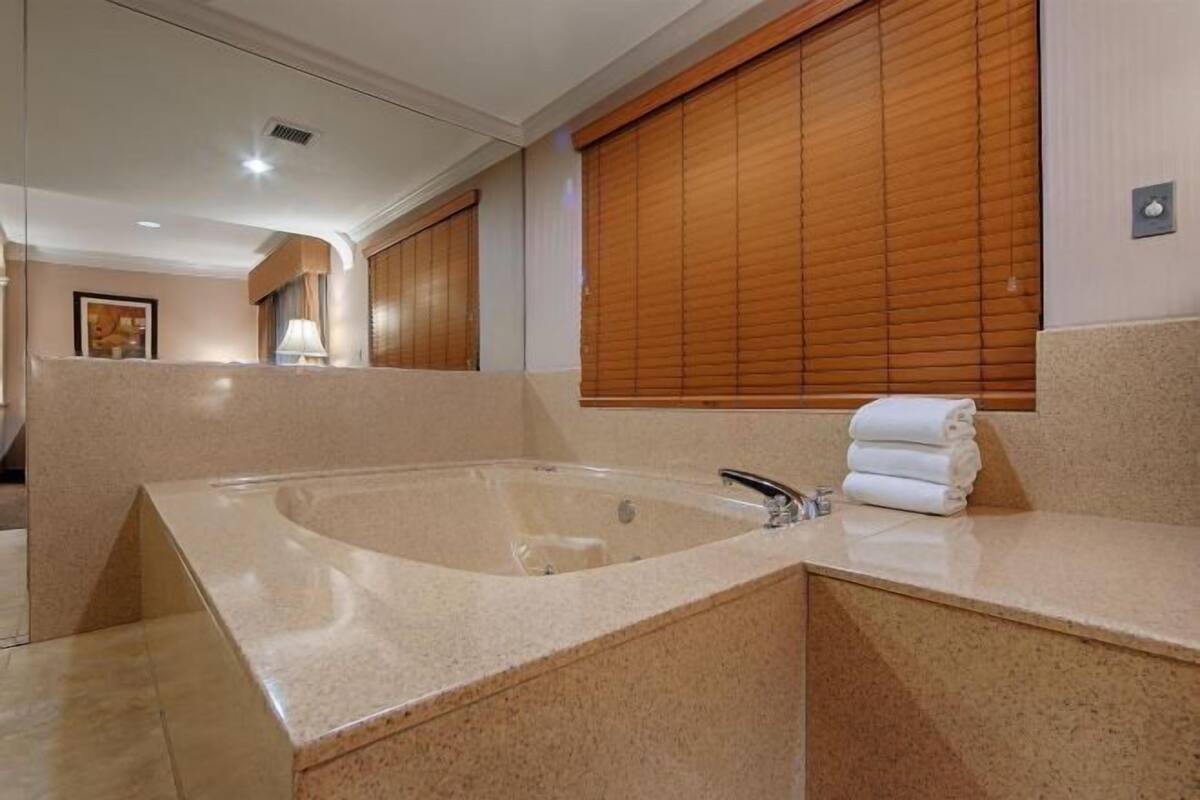 Casa de banho | Um polibã, artigos de higiene ecológicos, um secador de cabelo