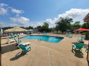 Piscina externa sazonal, funciona das 9h às 23h, guarda-sóis