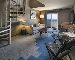 Suíte, 1 cama King, vista para o pátio | Roupas de cama premium, edredons de pluma, cofres nos quartos