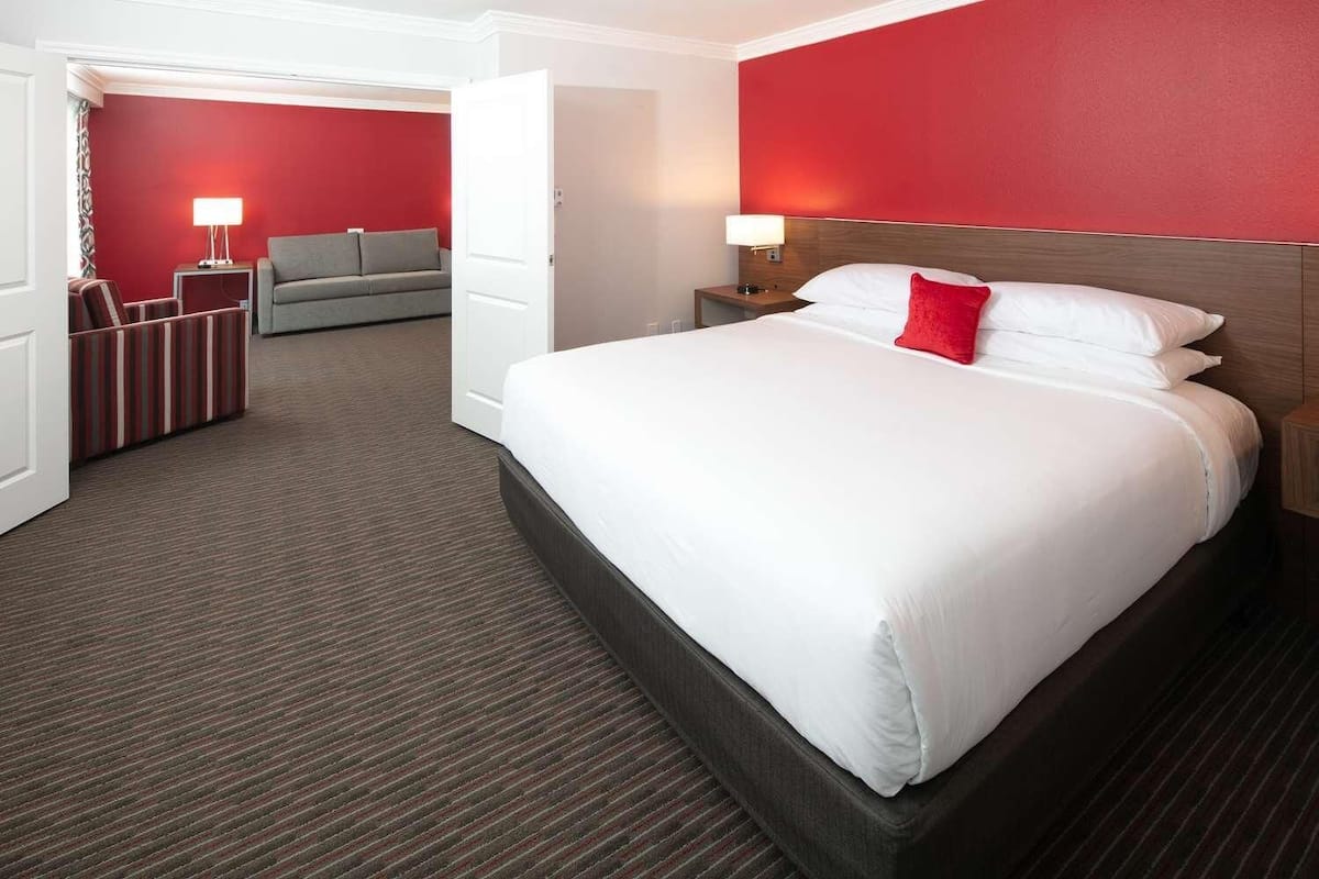 Cofres nos quartos, cortinas blackout, ferros/tábuas de passar roupa