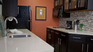 Geladeira grande, micro-ondas, cooktop, lava-louças
