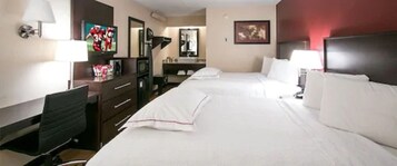 Quarto Premium, 2 camas de casal (Upgraded Bedding & Snack, Smoke Free) | Secretária, secretária adequada para computadores portáteis 