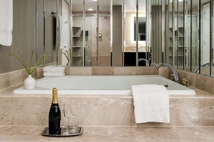 Suite, 1 cama king-size, banheira de hidromassagem | Casa de banho | Artigos de higiene ecológicos, um secador de cabelo, toalhas fornecidas