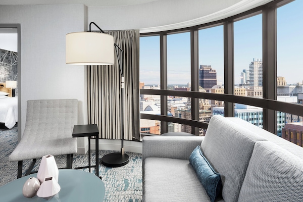 Suite Júnior, 1 quarto, não fumadores (King Bed) | Sala | Televisor de ecrã plano de 42 polegadas com canais por cabo, televisor