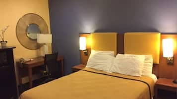 Quarto standard, 1 cama Queen | Escrivaninha, ferros/tábuas de passar roupa, berços grátis