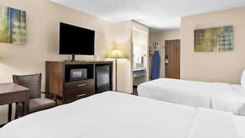 Quarto de hotel com duas camas, uma escrivaninha, televisão e guarda-roupa.