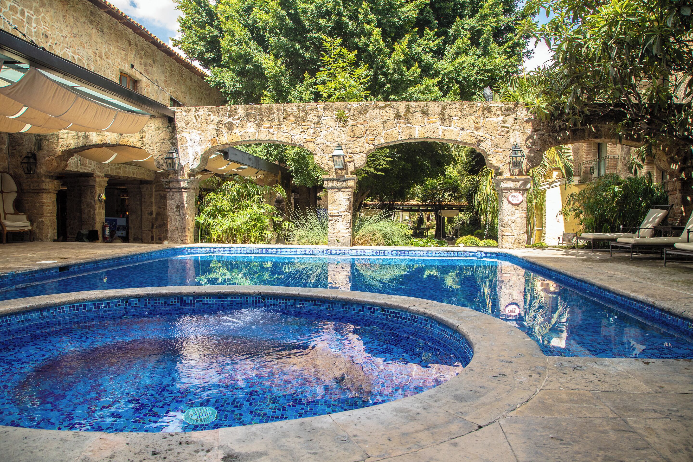 Piscina externa, funciona das 9h às 20h, guarda-sóis, espreguiçadeiras