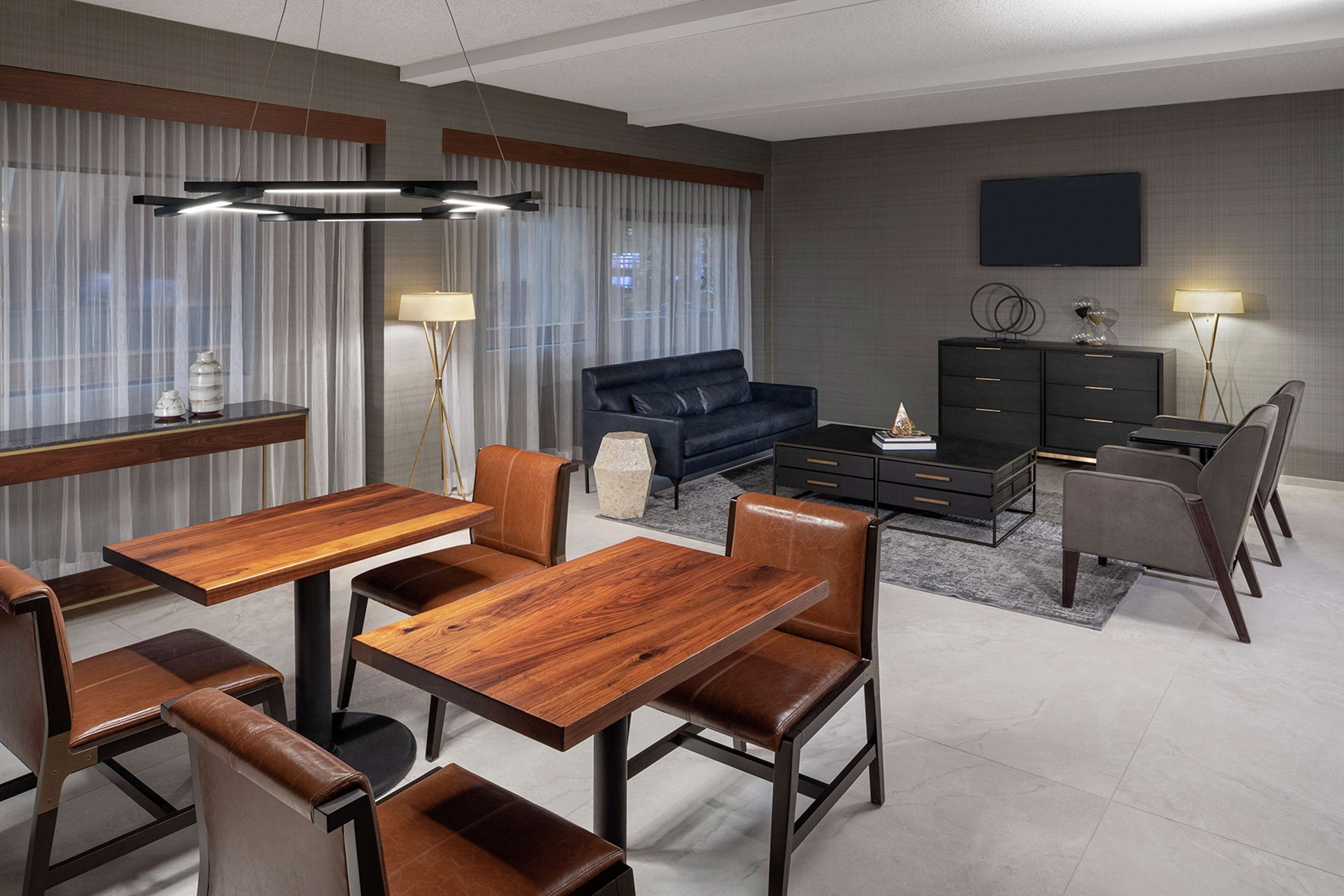 DoubleTree by Hilton Hotel Newark Airport Reviews, Deals & Photos 2025 ...