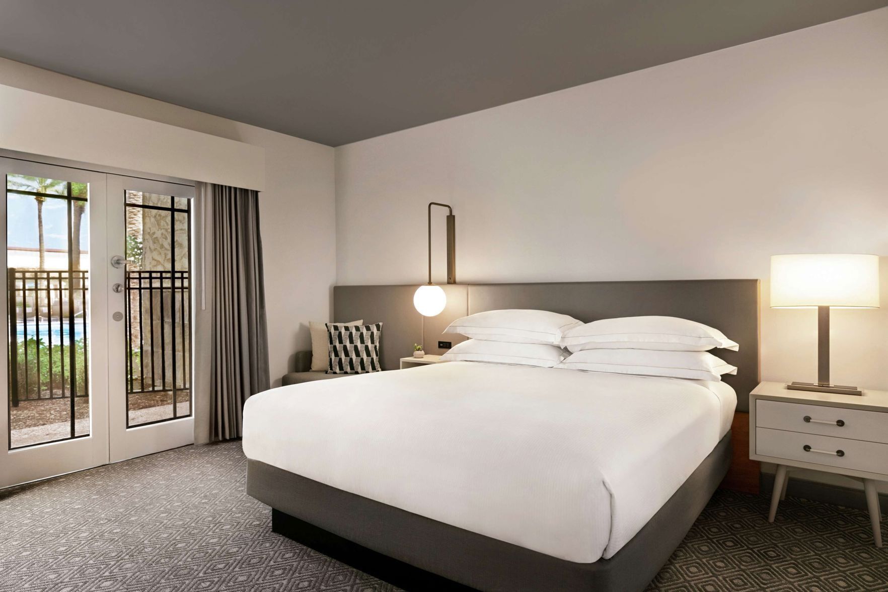 Roupas de cama premium, camas Tempur-Pedic, cofres nos quartos