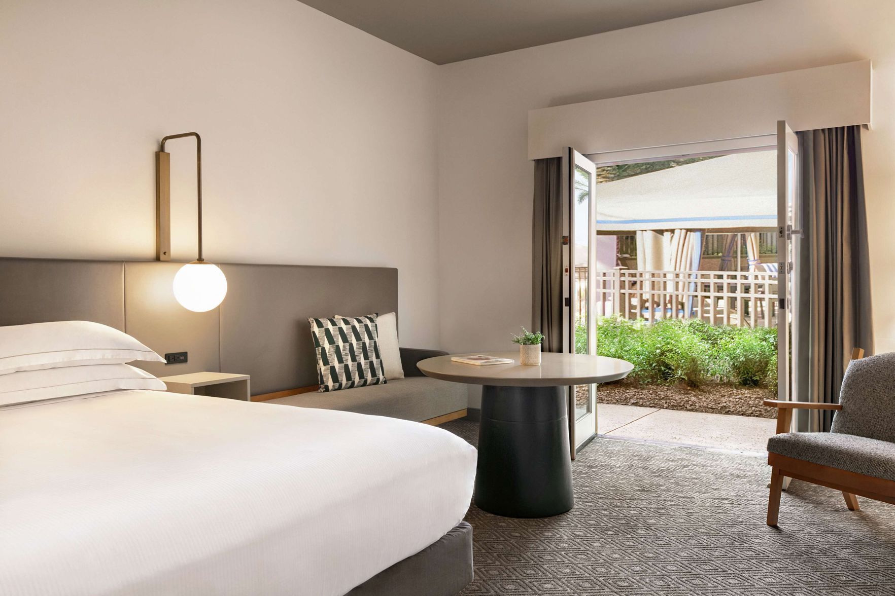 Roupas de cama premium, camas Tempur-Pedic, cofres nos quartos