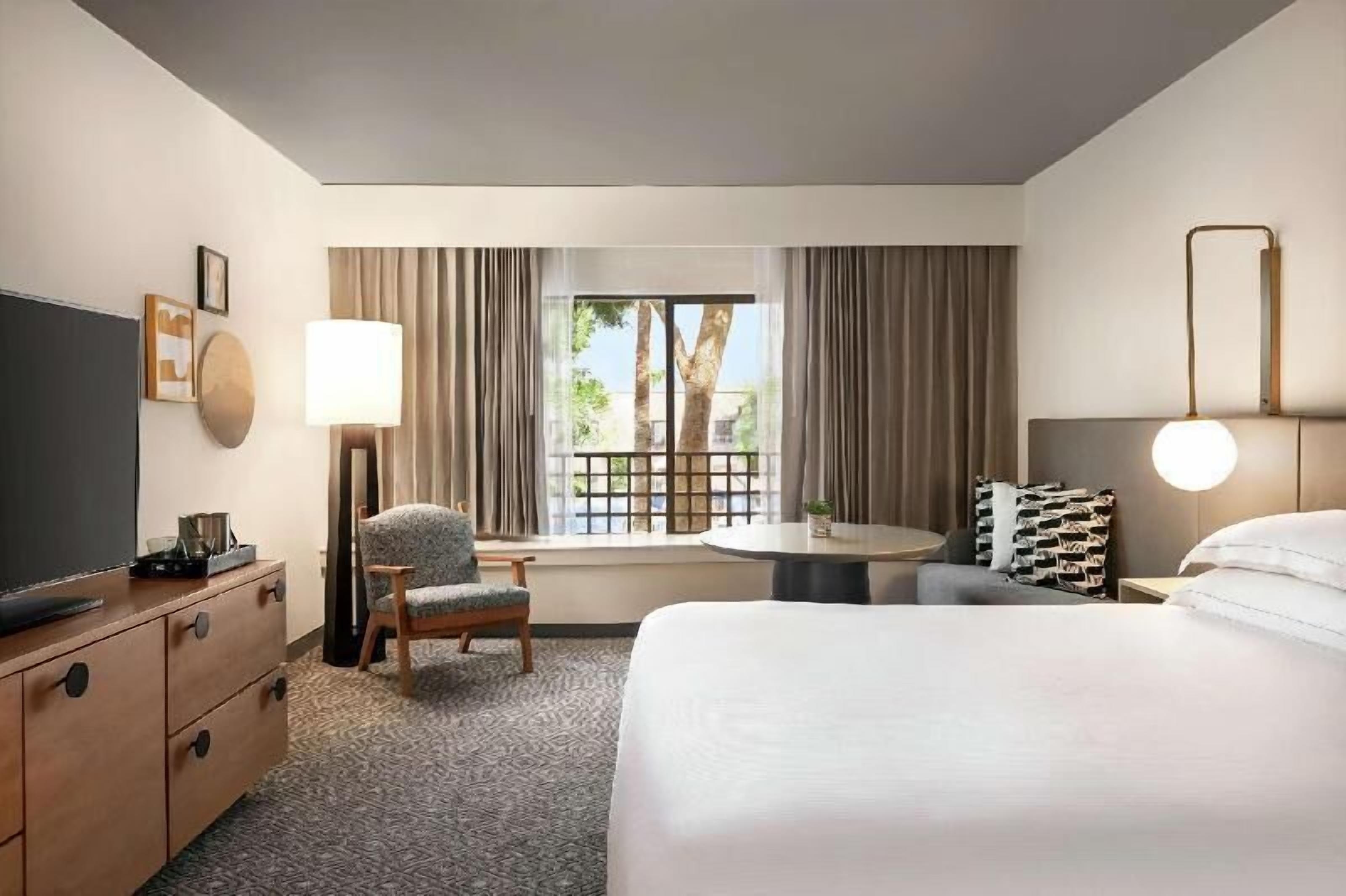Roupas de cama premium, camas Tempur-Pedic, cofres nos quartos